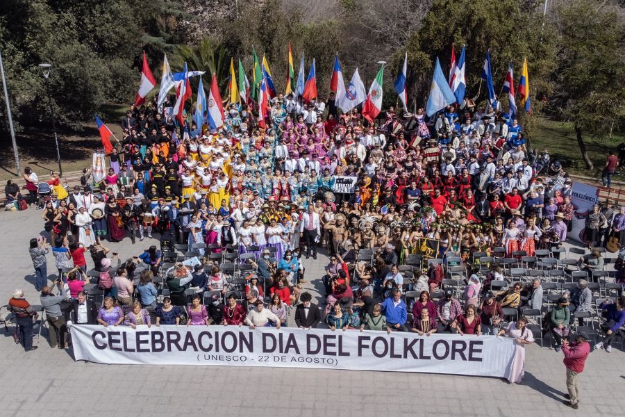 La Alameda se transforma en una fonda: 100 agrupaciones celebrarán en Santiago el Día del Folklore